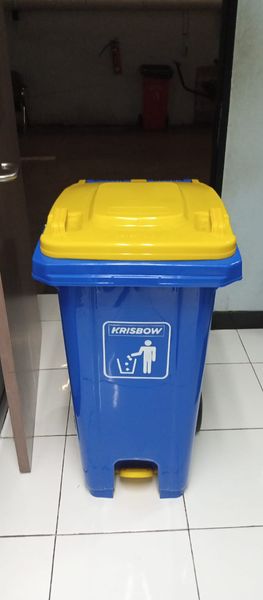Jual Krisbow 120 Ltr Tempat Sampah Plastik Outdoor Pedal Biru Kuning Terbaik | Informa
